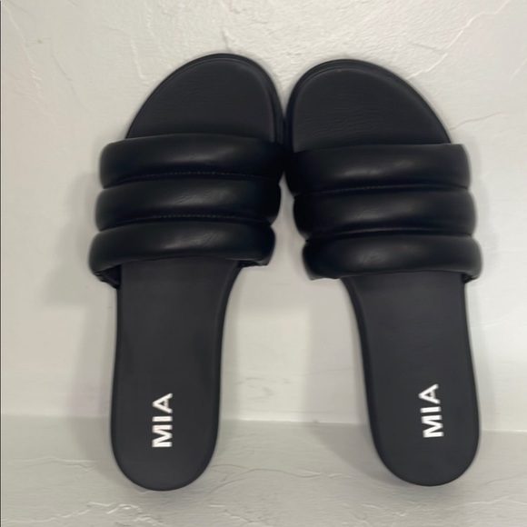 MIA | Shoes | Mia Mishel Black Comfy Slides Size 95 | Poshmark